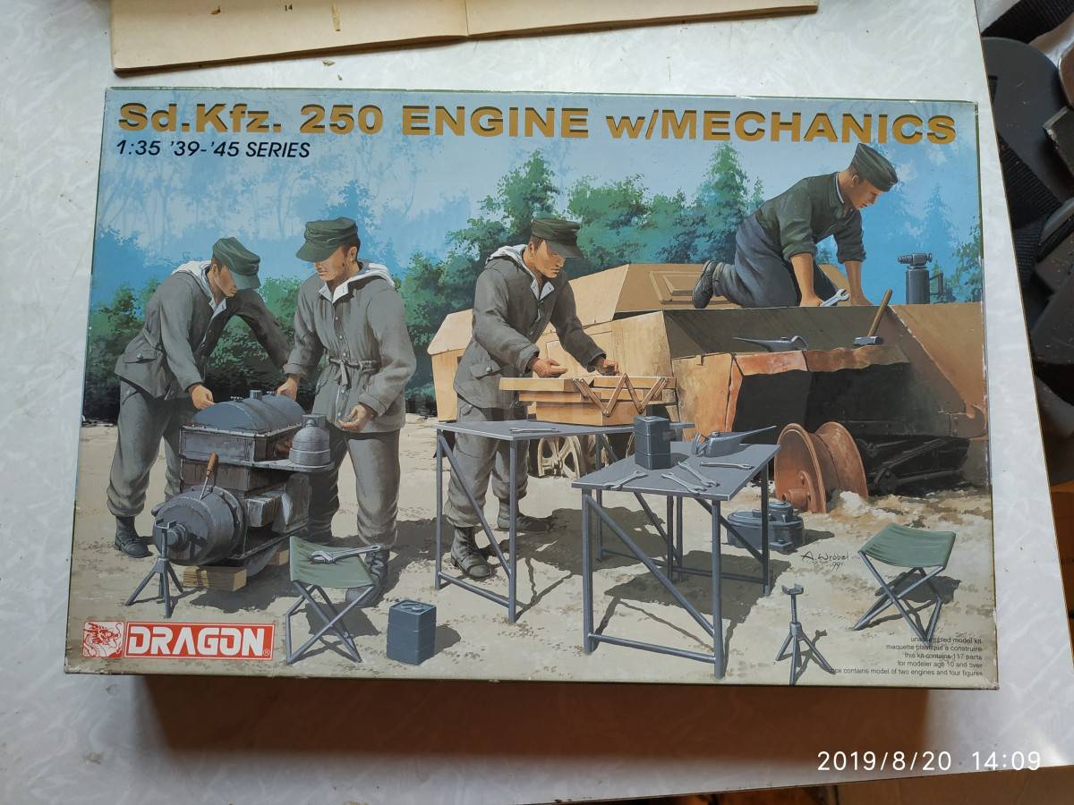 Sd.Kfz. 250 Engine w/Mechanics | Аукцион масштабных и сборных моделей