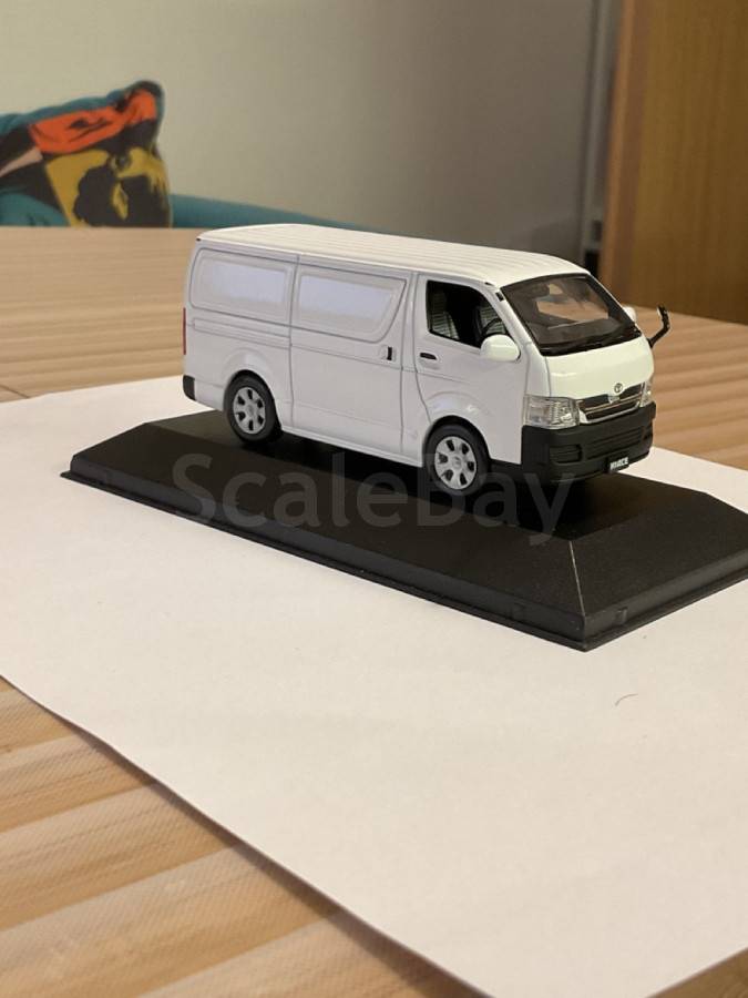 Toyota HiAce Van (Closed panels) White | Аукцион масштабных и сборных ...