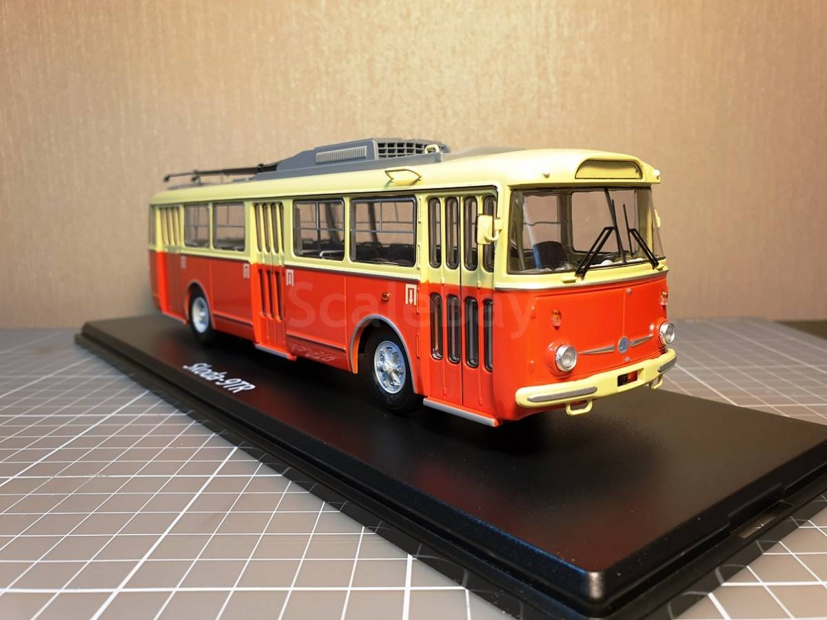 Троллейбус Skoda-9TR красно-бежевый SSM4044 | Аукцион масштабных и сборных моделей