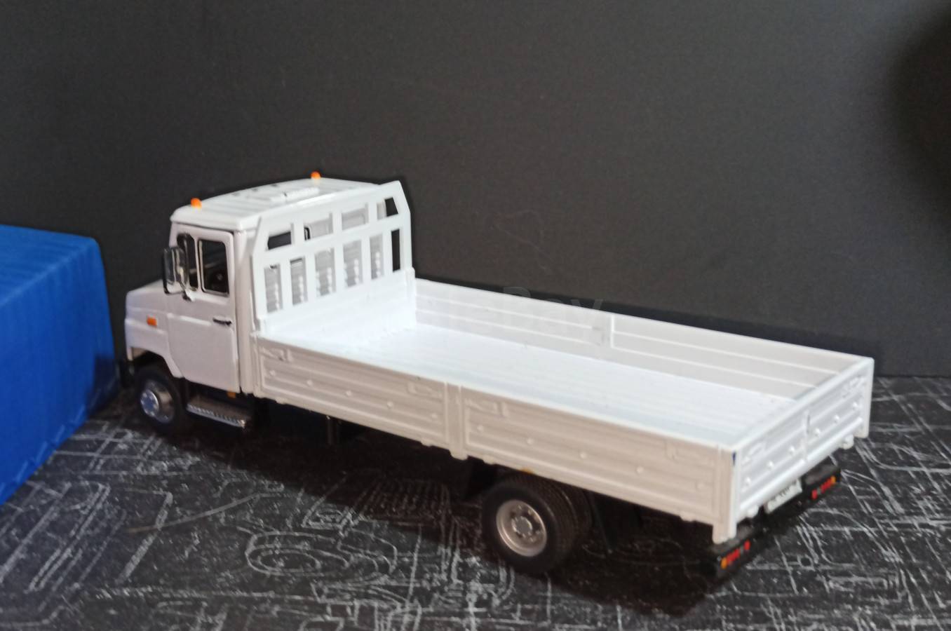 ЗИЛ-5301 (зил-4362) бортовой с тентом - белый/синий 1/43 | Аукцион масштабных и сборных моделей