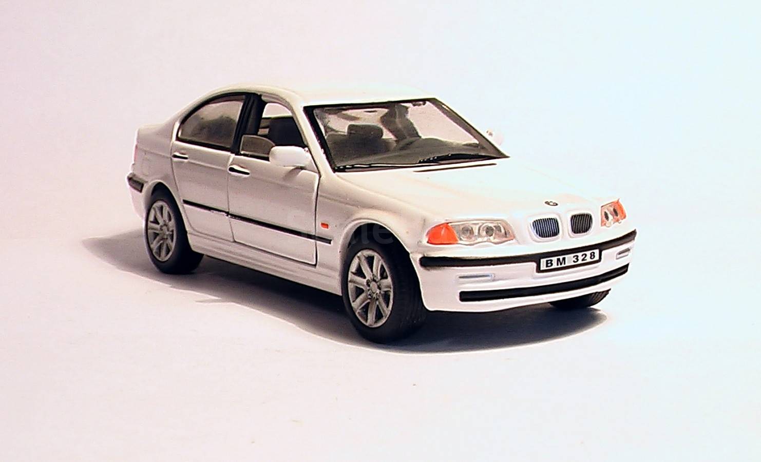 BMW 3 - Hongwell-Cararama - откраваются двери | Аукцион масштабных и ...