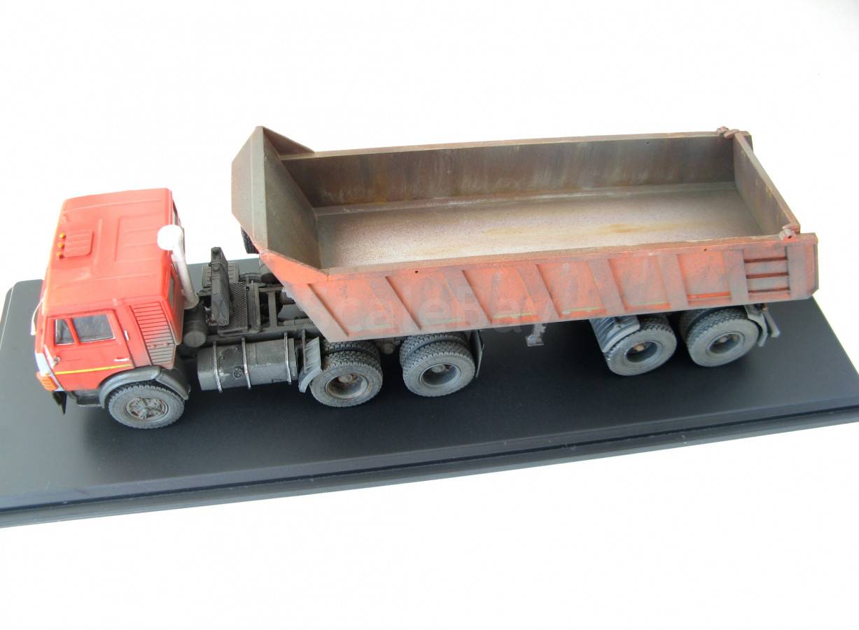 КаМАЗ-54112 с п/п самосвалом МАЗ-9506-20 красный/оранжевый со следами ...