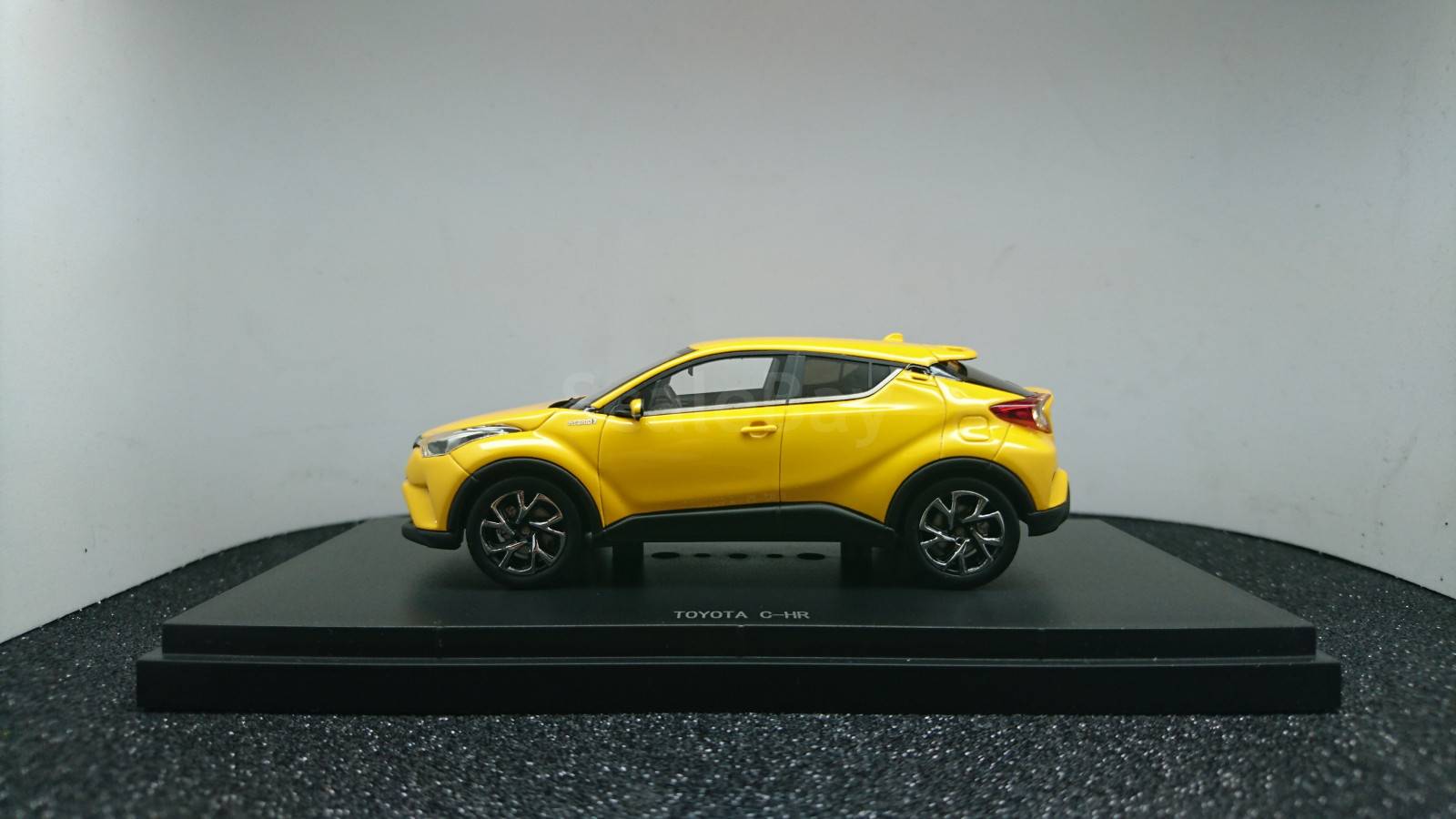Toyota C-HR yellow | Аукцион масштабных и сборных моделей