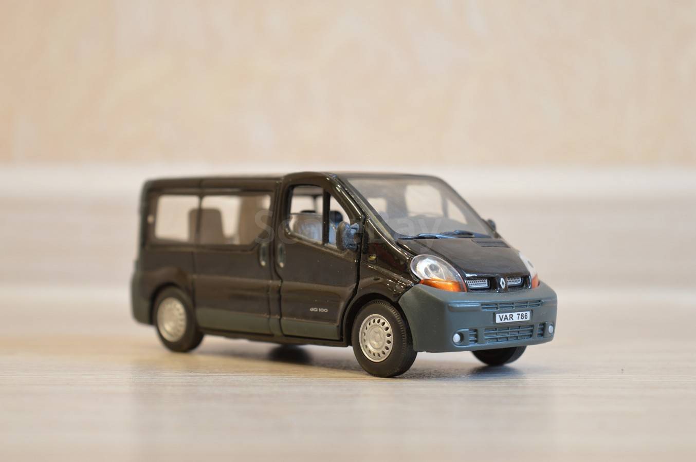 Renault Trafic mini bus | Аукцион масштабных и сборных моделей